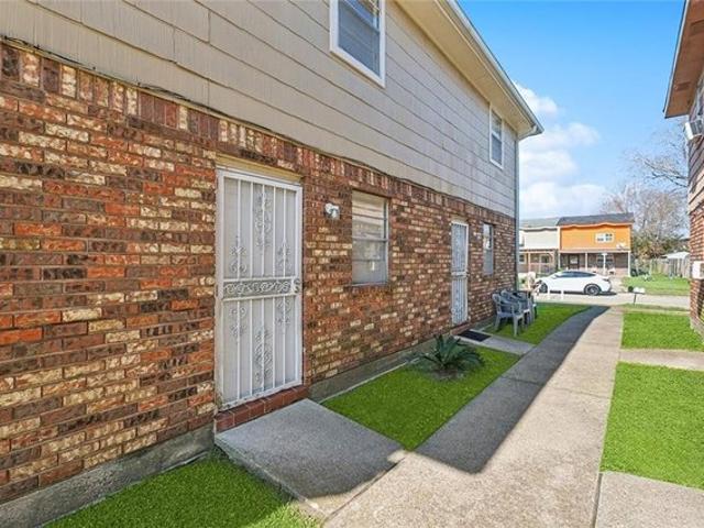 6660 Harbourview Dr, New Orleans, LA 70126