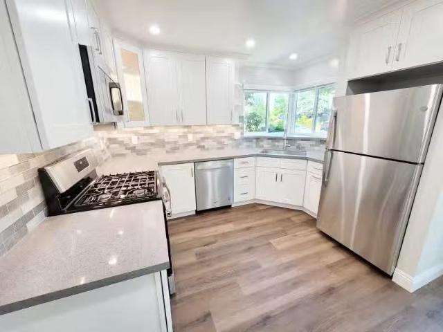 666 College Ave, Palo Alto, CA 94306