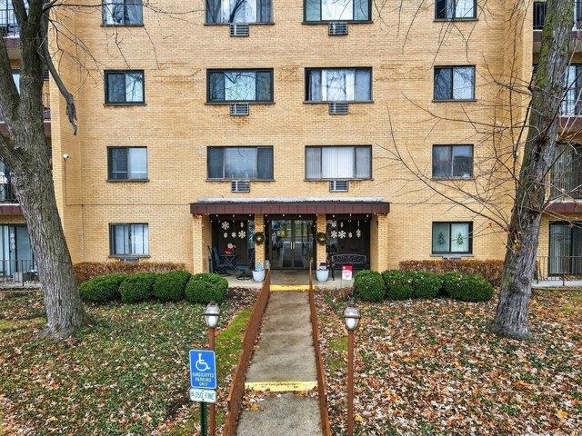 6670 S Brainard Ave Apt 209, Countryside, IL 60525