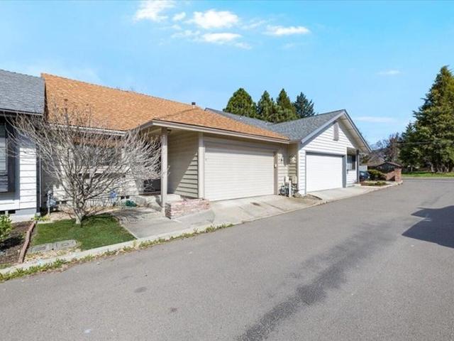 667 Golden Ln, Medford, OR 97504