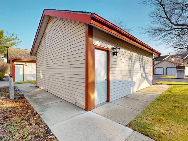 668 Lakefront Cir