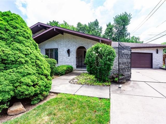 6694 Beverly May Dr, Independence, OH 44131