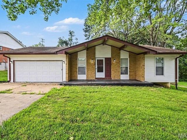 6692 Lesli Mari Ct, Florissant, MO 63033