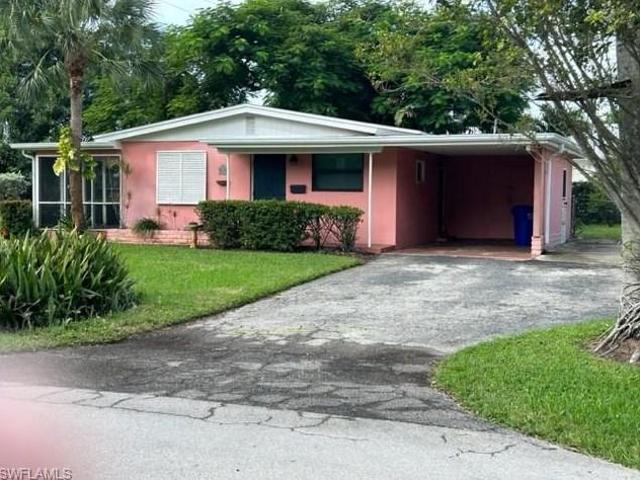 669 12th St N, Naples, FL 34102