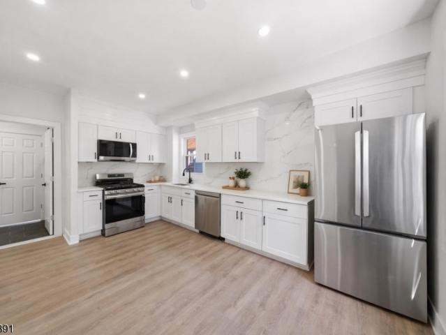 66 Girard Pl