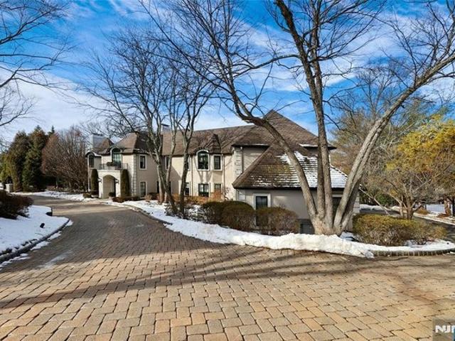 66 Hoover Dr, Cresskill, NJ 07626