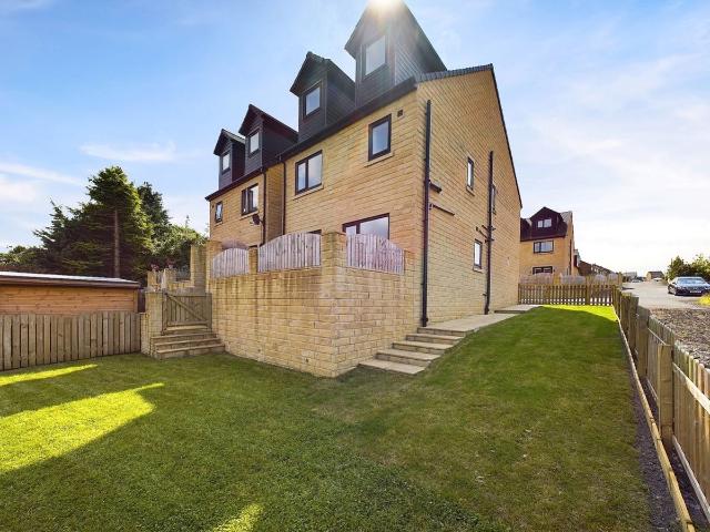 66 Horley Green Road, Halifax HX3, 4 bed detached house to rent, £1,600 pcm | PrimeLocation