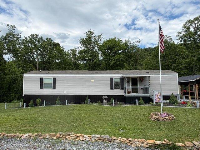 66 Left Derryhale Hill Rd, Mount Hope, WV 25880