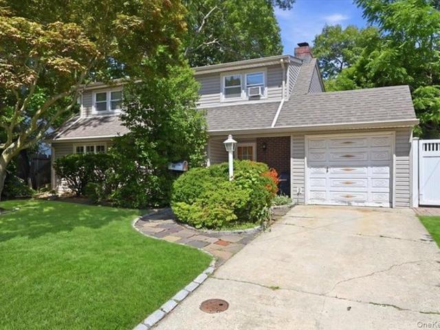 66 N Emerson Ave, Copiague, NY 11726