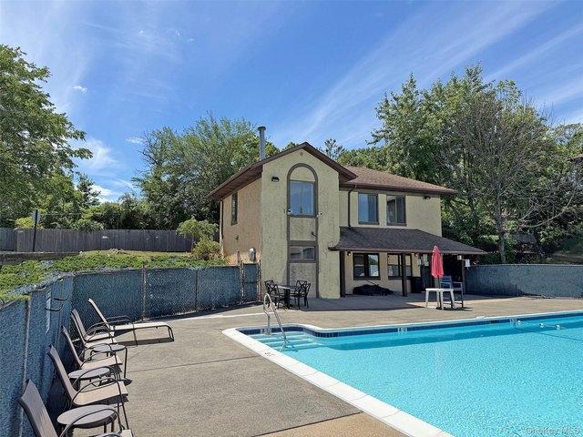 66 Omni Parc Dr, Nanuet, NY 10954
