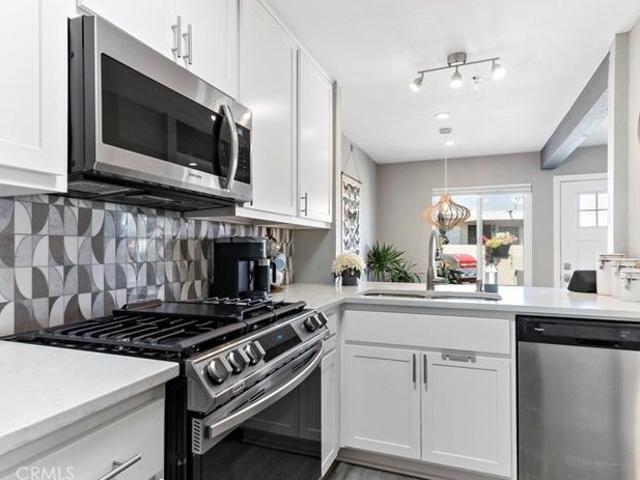 66 Oval Rd, Irvine, CA 92604