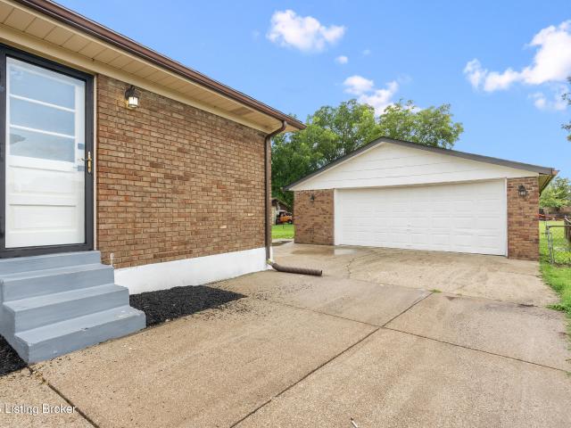 6706 Lunar Dr