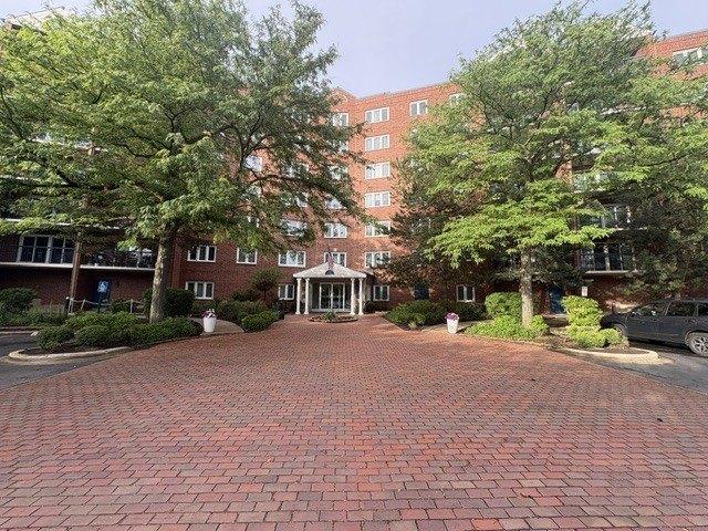 6701 N Milwaukee Ave Apt 303, Niles, IL 60714