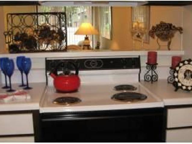 $670 / 2br 960ft² Spacious Loft Style Townhome Fayetteville map