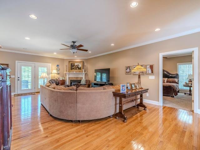 670 bowen dr