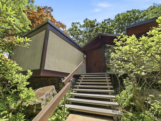 670 Long Hill Road W