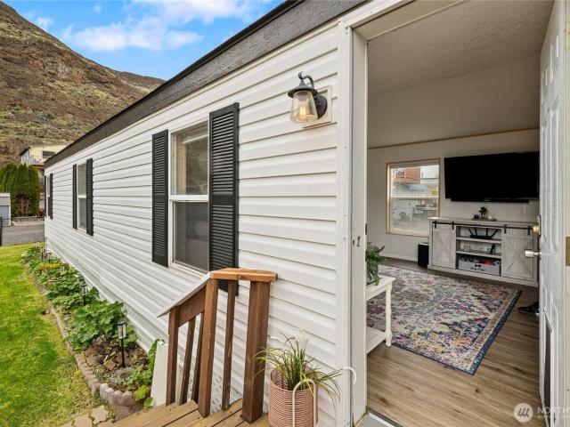 670 SW Section Avenue