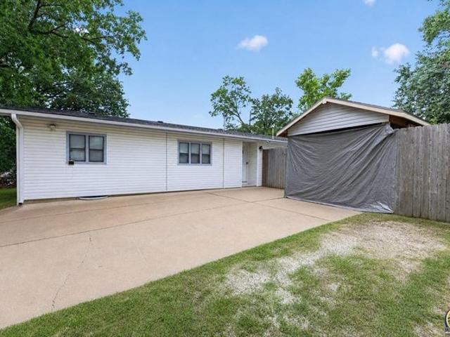 6711 SW Windsong Dr, Topeka, KS 66619