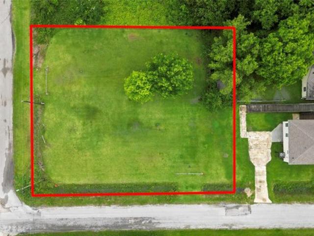 6713 Lewis Rd, Hitchcock, TX 77563