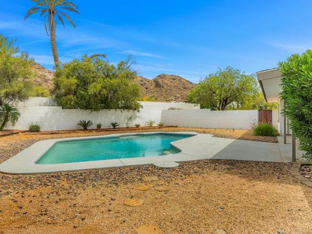 6724 N 58th Place