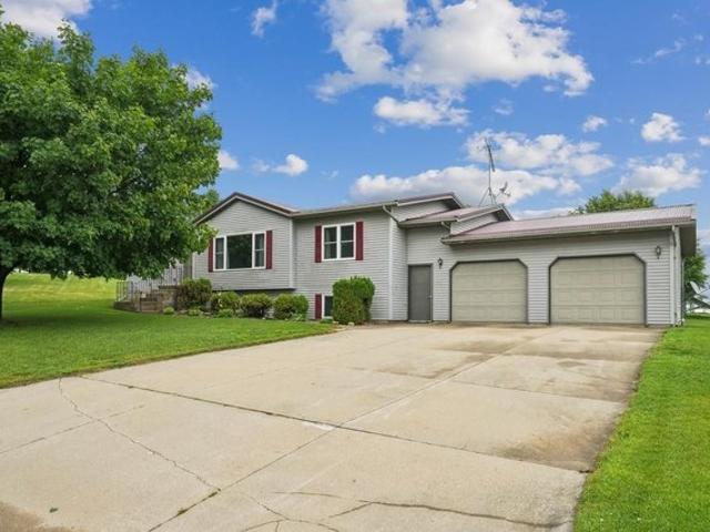 672 9th St NW, Dyersville, IA 52040