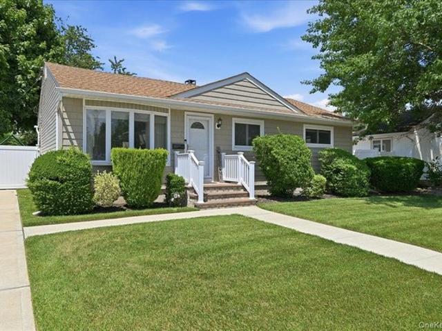 672 Anderson Ave, Franklin Square, NY 11010