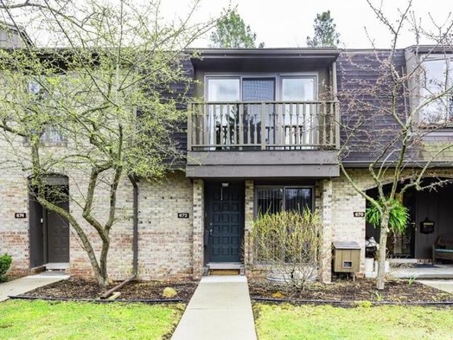 672 Greenhills Dr, Ann Arbor, MI 48105