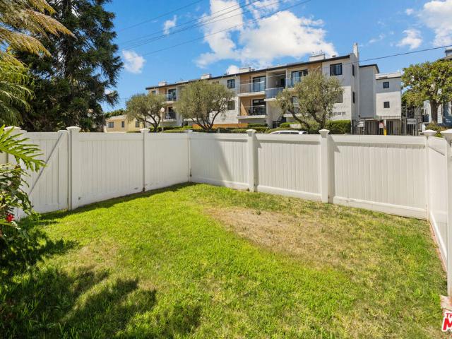 6732 W 86th Place