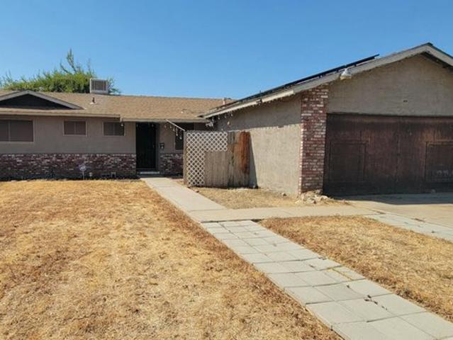 673 E Lakeview Ave, Woodlake, CA 93286