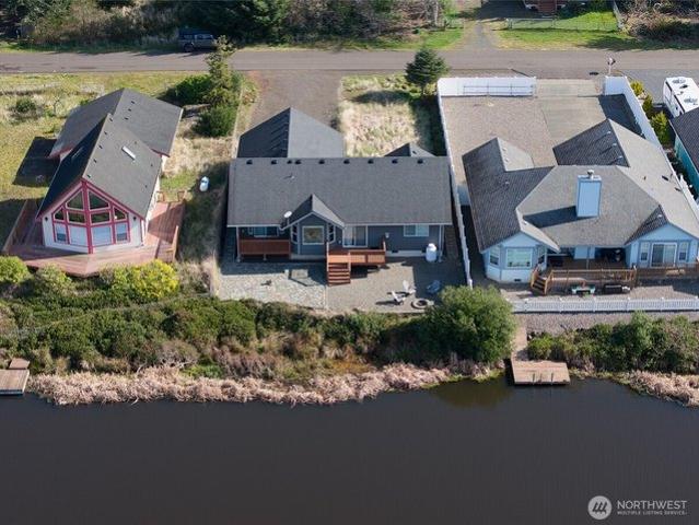 673 Island Cir SE, Ocean Shores, WA 98569