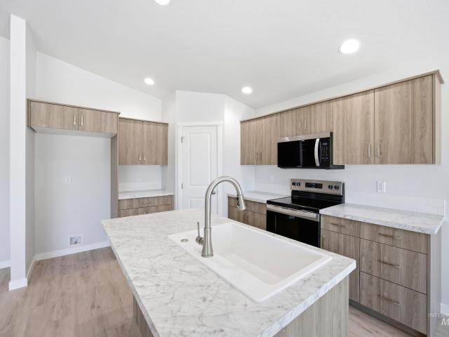 673 W Novak Dr