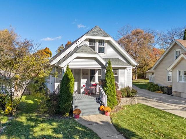 6742 Hillside Ln, Wauwatosa, WI 53213