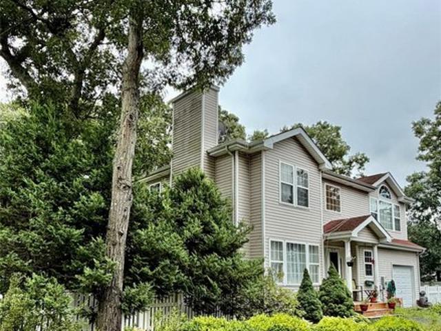 674 Flanders Rd, Riverhead, NY 11901