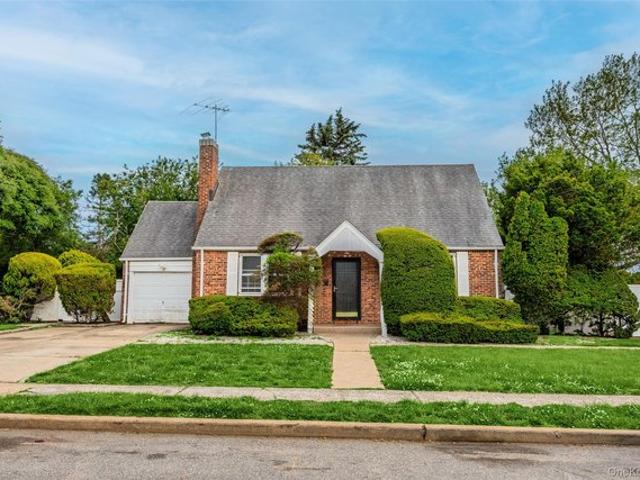 674 Henry St, Uniondale, NY 11553