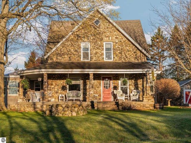 6758 Clam Lake Dr, Bellaire, MI 49615