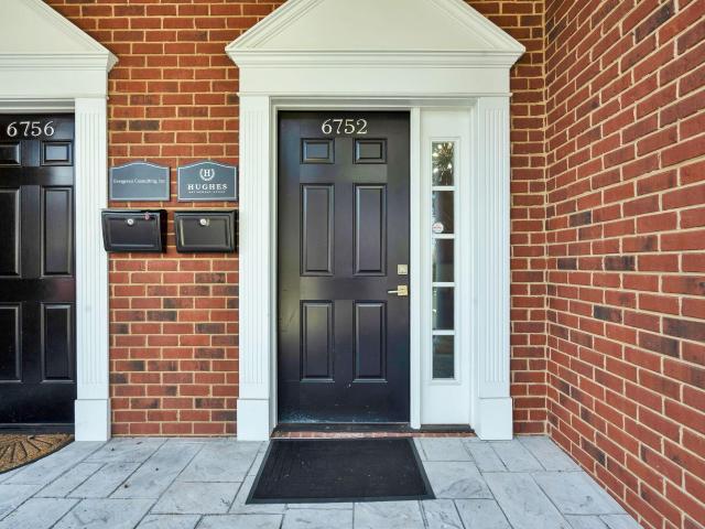 6752 Executive Oak Lane