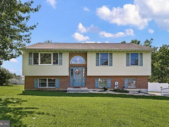 677 Meetinghouse Rd, Upper Chichester, PA 19061