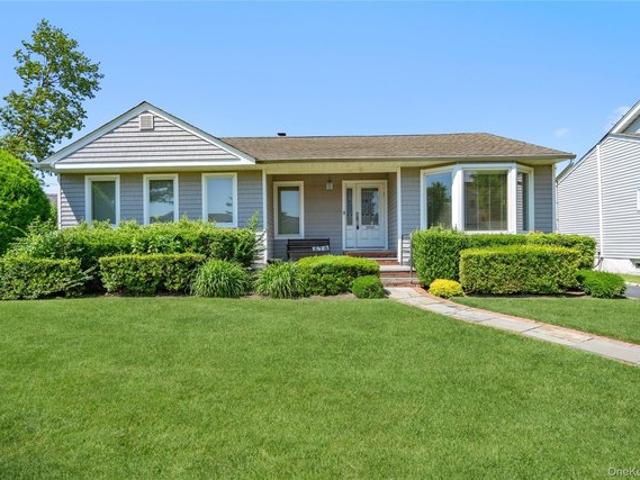 678 Carlyle Ave, Franklin Square, NY 11010