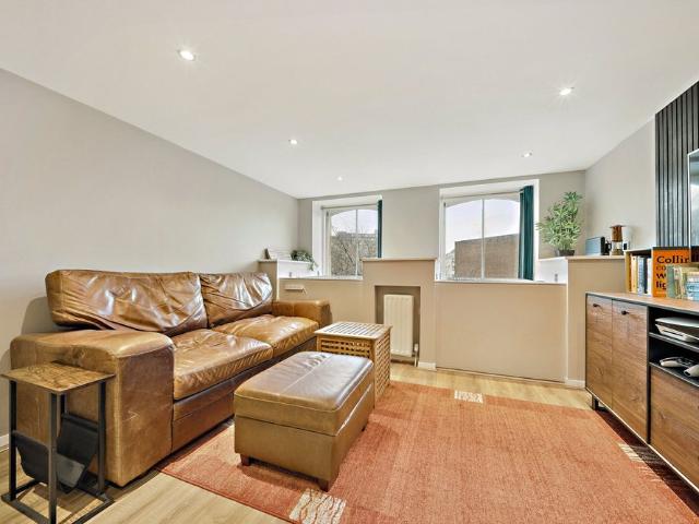 67/8 Giles Street