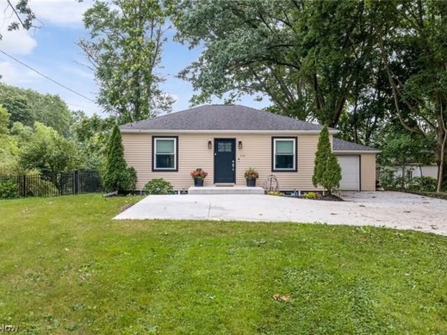 678 Portage Lakes Dr, Akron, OH 44319