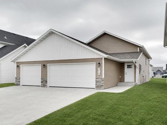 6796 Deer Creek Pkwy, Horace, ND 58104