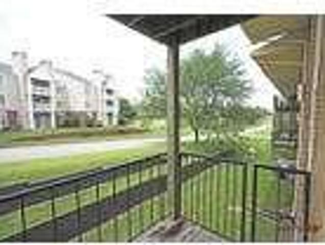 $679 / 2br Open Living & Dining Room Breakfast Bar Roomy Bathroom