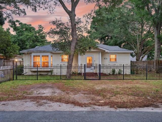 679 Anderson Dr, Fort Walton Beach, FL 32547