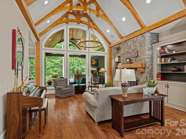 6808 Live Oaks Lane