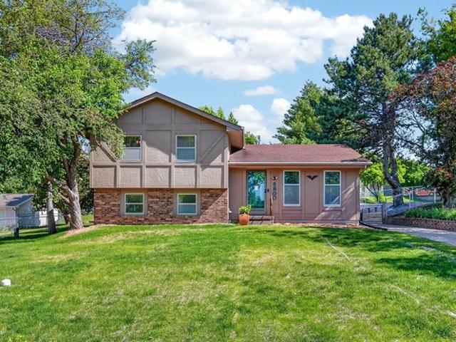 6800 NW 53rd St, Johnston, IA 50131