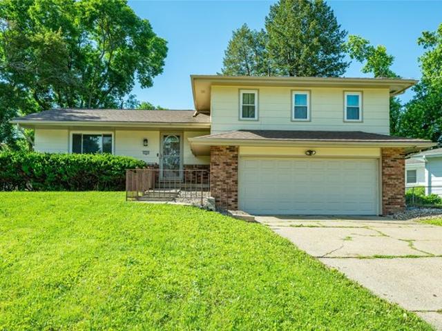 6800 Holcomb Ave, Urbandale, IA 50322
