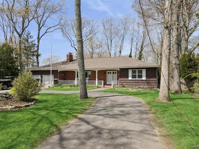 680 Westview Dr, Mattituck, NY 11952