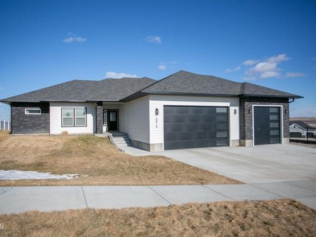 6810 Darby Ln, Williston, ND 58801
