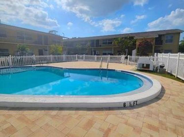 6810 Park St S #10, South Pasadena, FL 33707