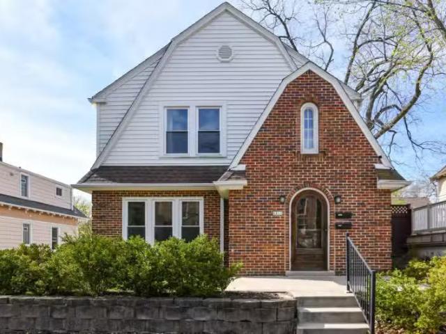 6811 Aetna Ct, Wauwatosa, WI 53213 MLS 1915582